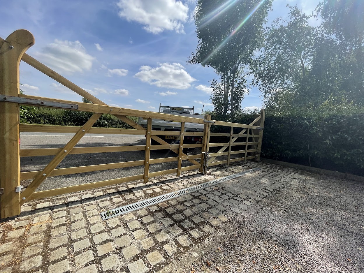 🆔 ID Fencing - 5 Bar Field Gate in Rugby